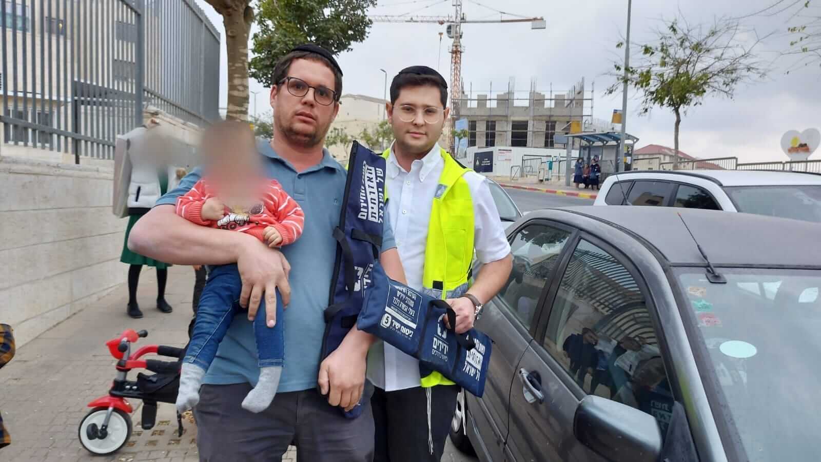 ביתר עילית תינוקת ננעלה בשגגה ברכב מתנדבי ידידים חילצו אותה בשלום